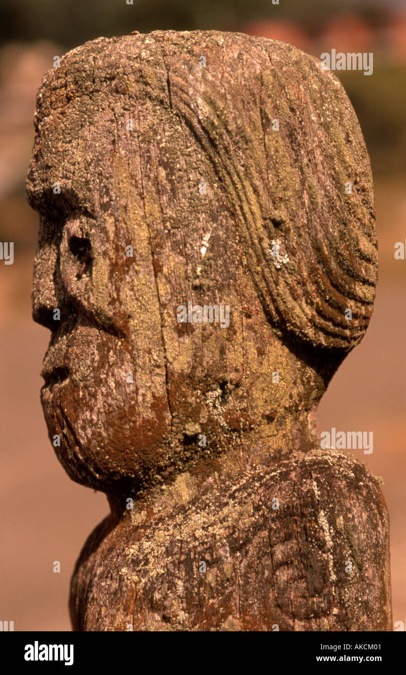 Maori face wood carving vertical hi-res stock photography and images ...