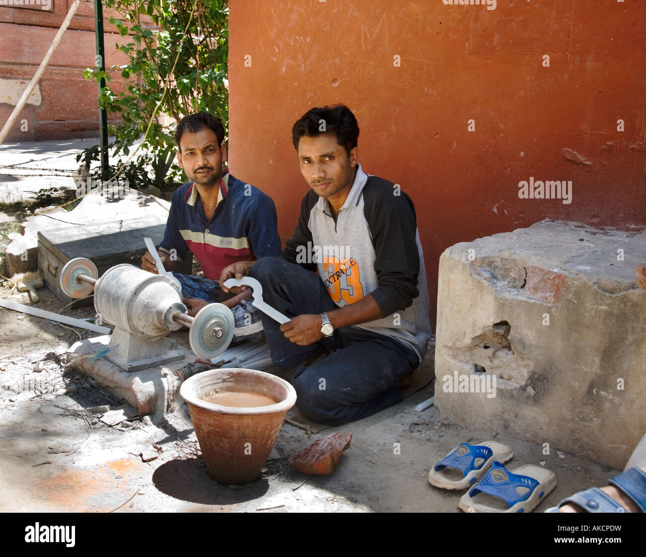 Craftsmen alongside the Taj Mahal carving replacement masonory for the ...