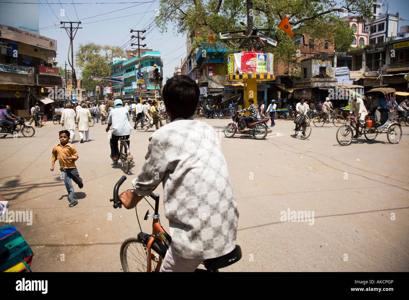 A busy traffic intersection in Varanasi centre. Varanasi, India Stock ...