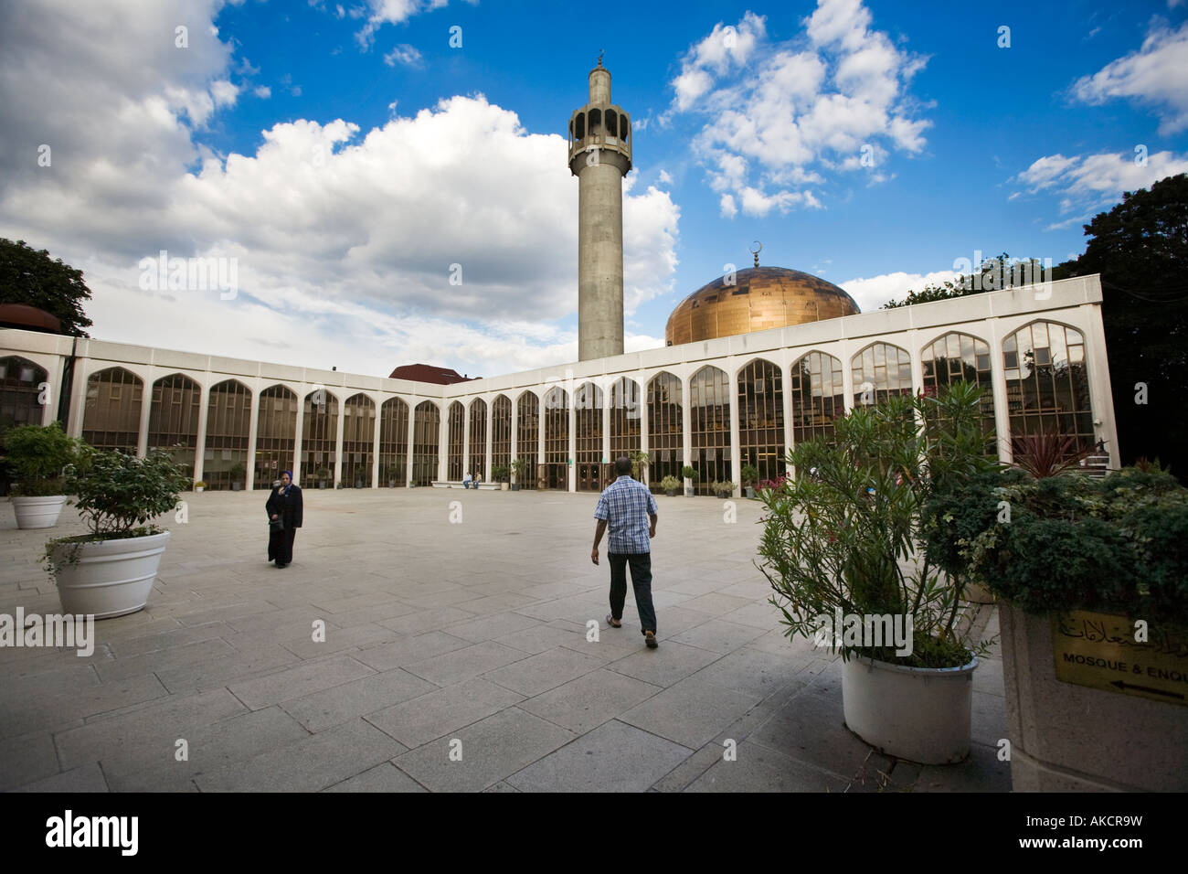 The London Central Mosque and Islamic Cultural Centre. London, England ...