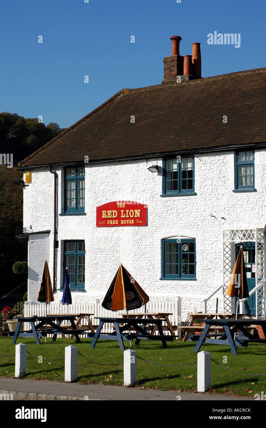 Red lion old pub sign hi-res stock photography and images - Alamy