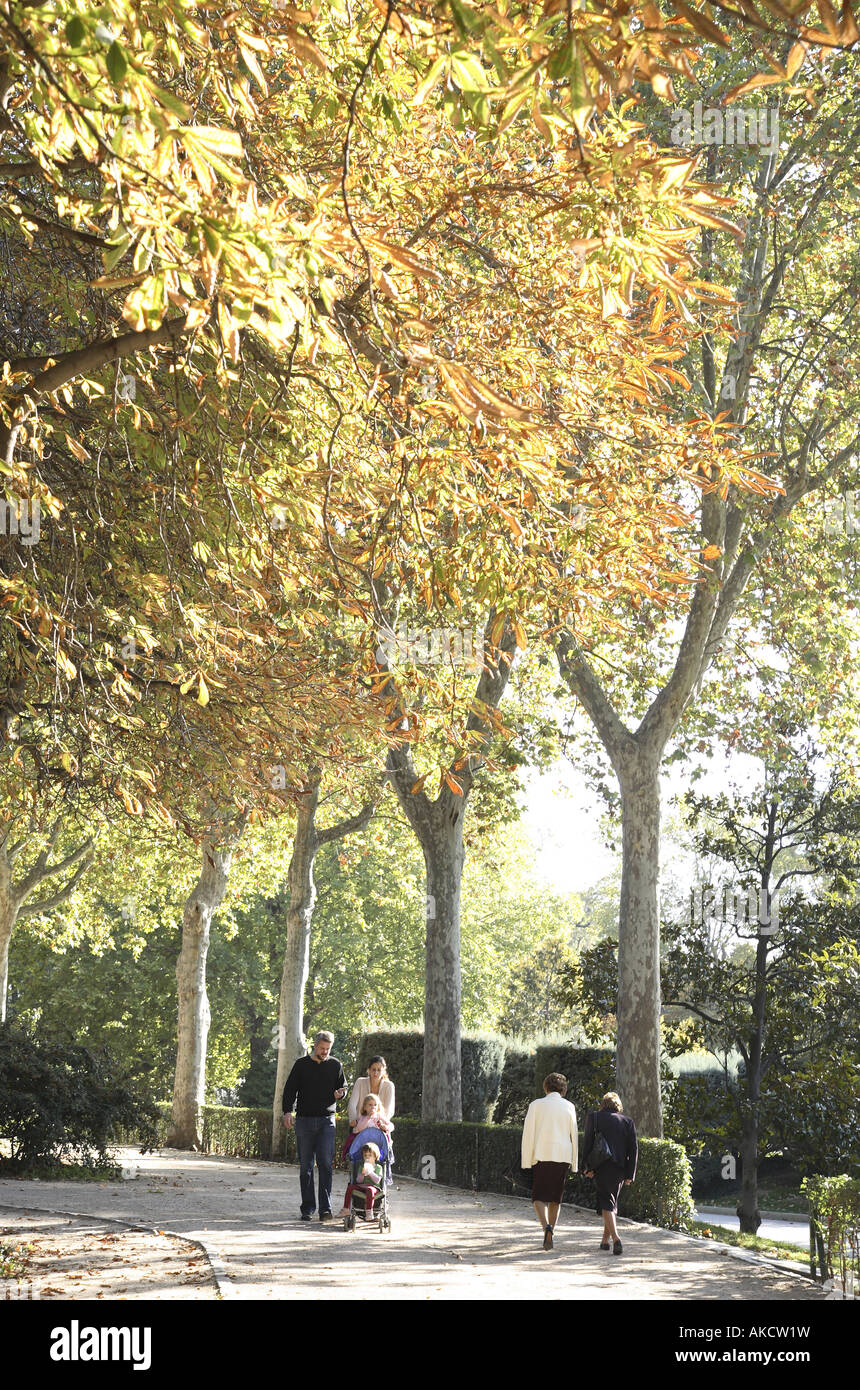 People stroll retiro park hi-res stock photography and images - Alamy
