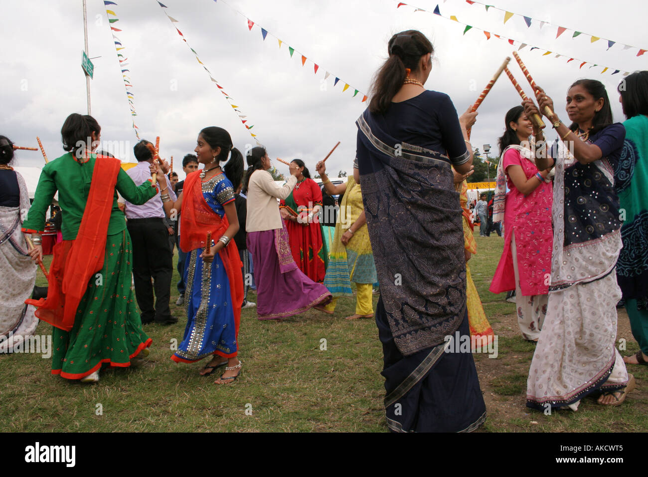 Indian girls dancing garba dance hi-res stock photography and images ...