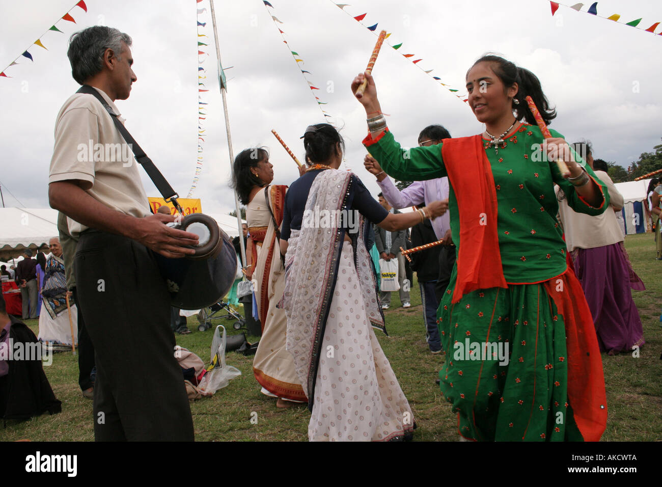 Indian girls dancing garba dance hi-res stock photography and images ...