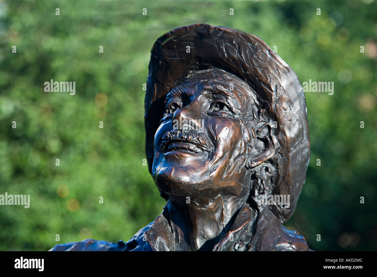 Head detail of man waving to arriving immigrants Irish Famine Memorial ...