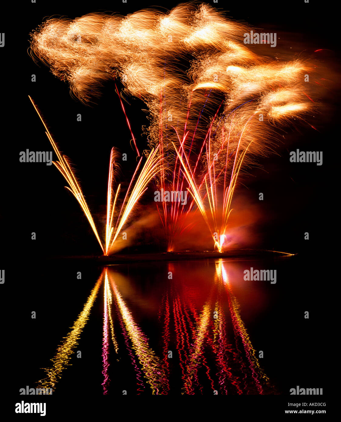 Fireworks reflected in water hi-res stock photography and images - Alamy
