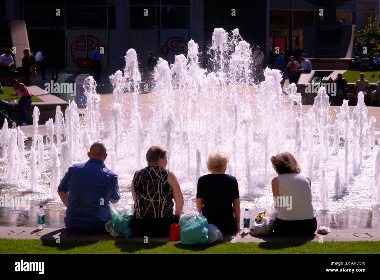 People sitting around water fountain hi-res stock photography and ...