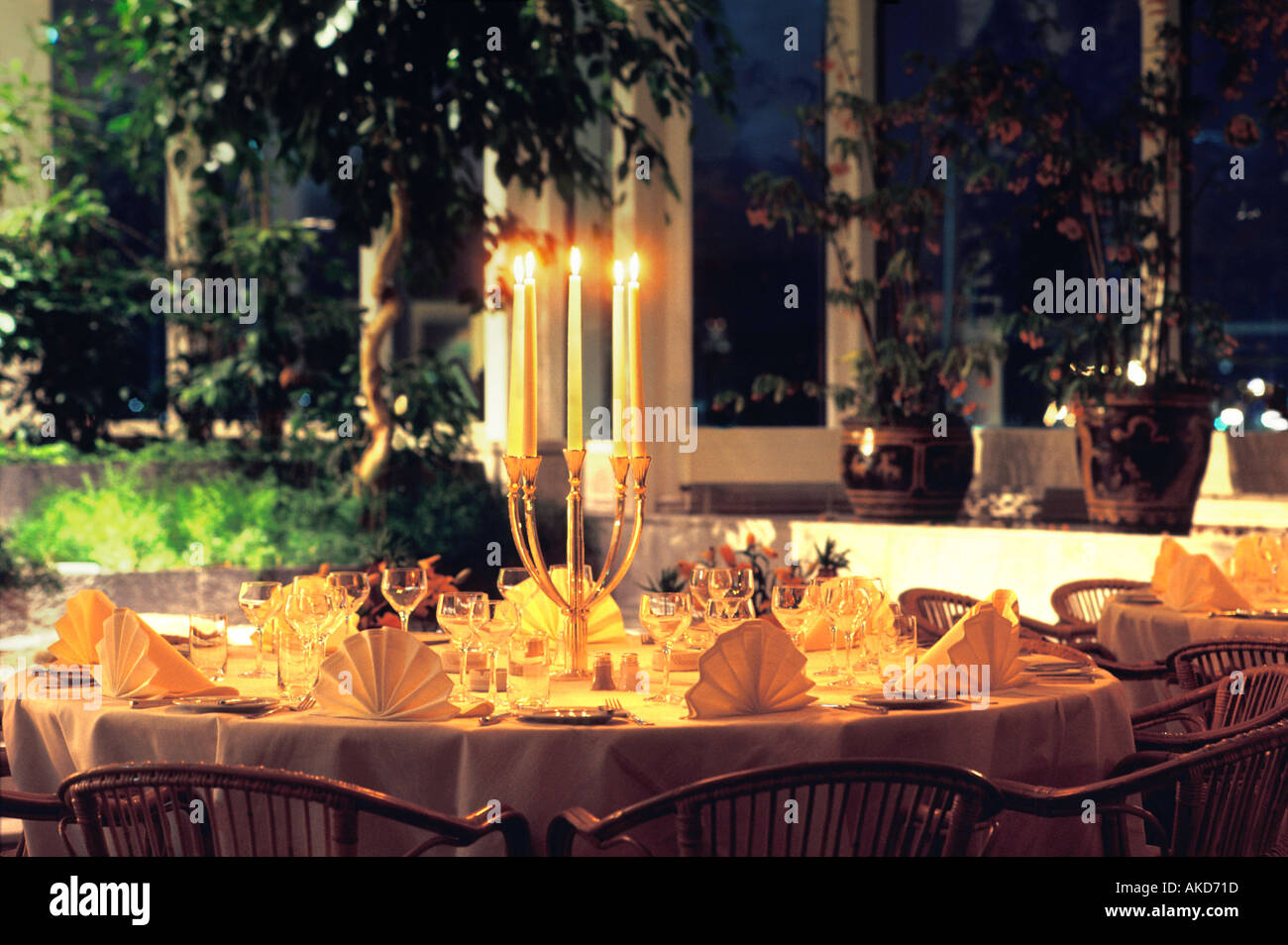 CANDLELIGHT DINNER SETTING Stock Photo - Alamy