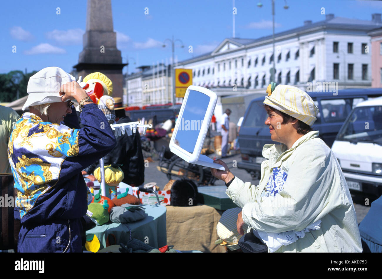 FINLAND HELSINKI PEOPLE AT MARKET SQUARE Stock Photo - Alamy