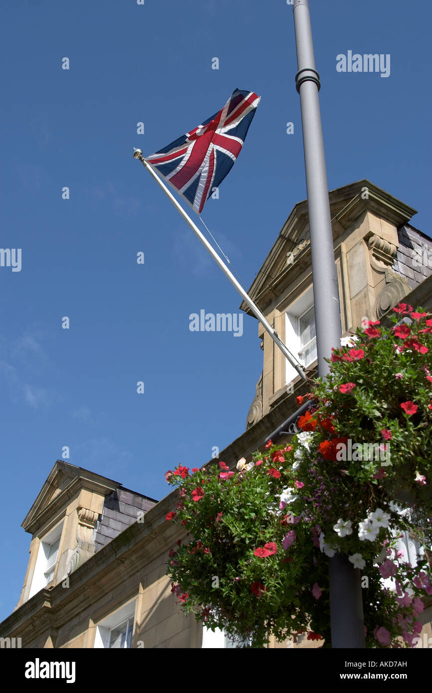 Union jack on flag pole mounted on building roofline Stock Photo - Alamy