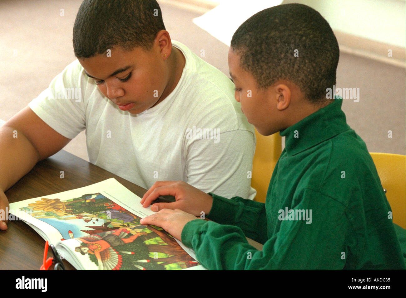 Tutoring black children hi-res stock photography and images - Alamy