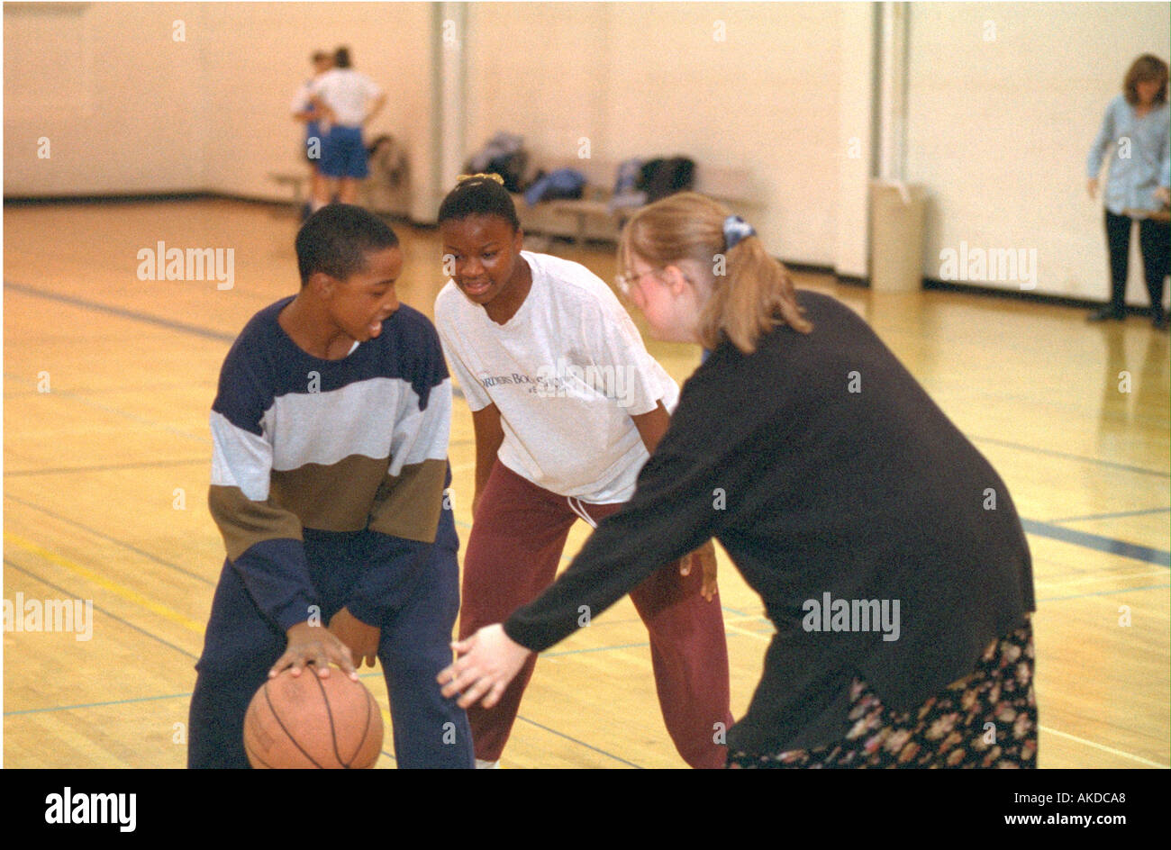 Girls playing basketball in gym hi-res stock photography and images - Alamy