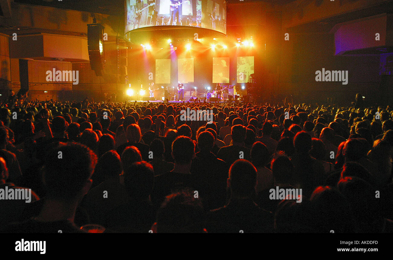 Adoring concert crowd hi-res stock photography and images - Alamy