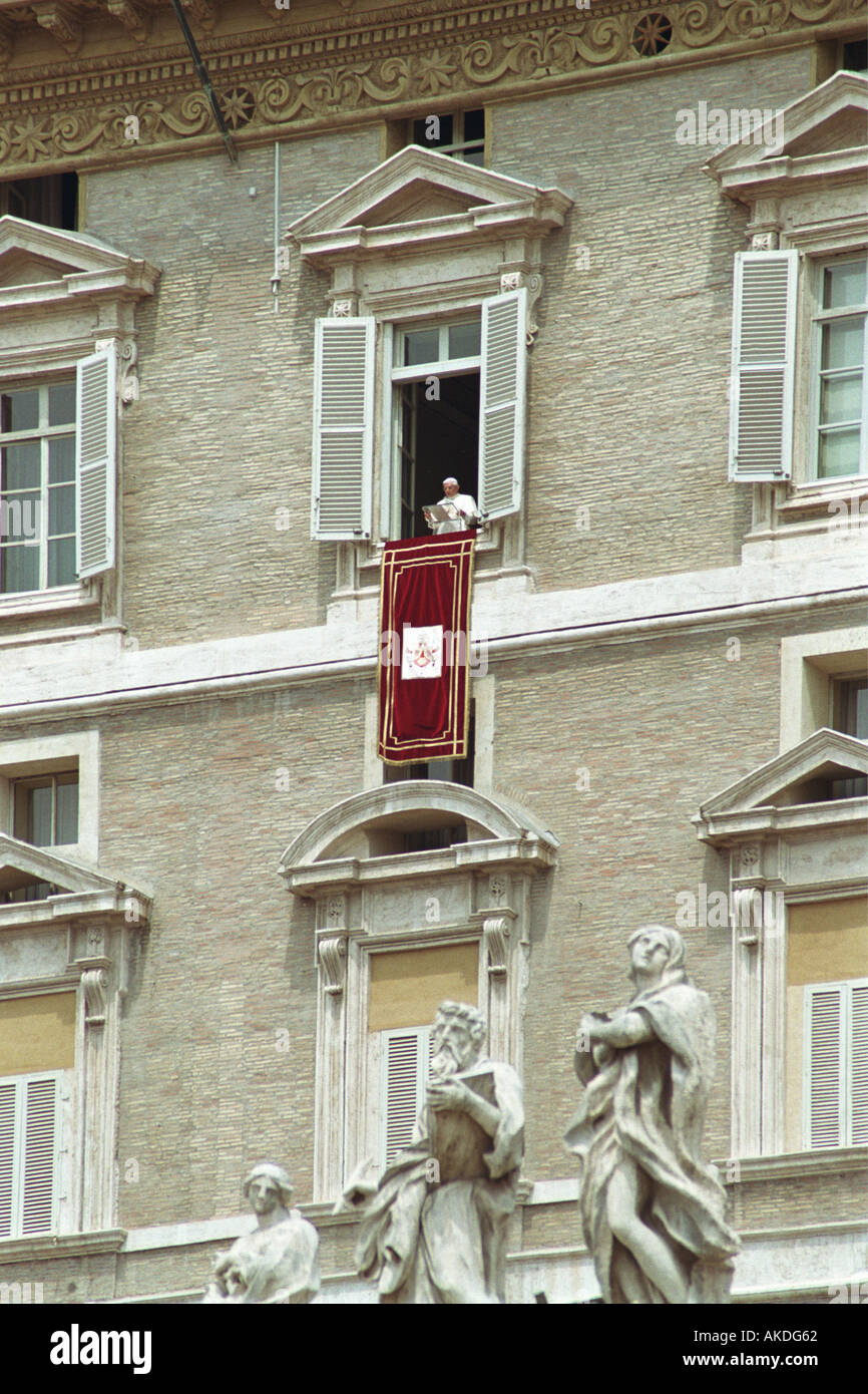 pope benedict saluting the crowd in rome june 2005 Stock Photo - Alamy