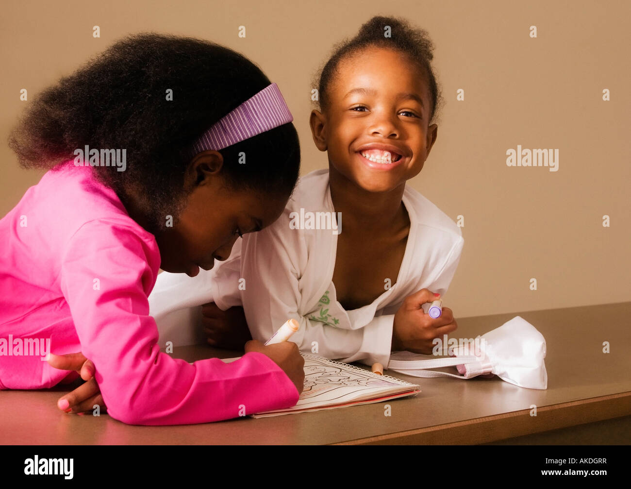 Girls colouring together hi-res stock photography and images - Alamy