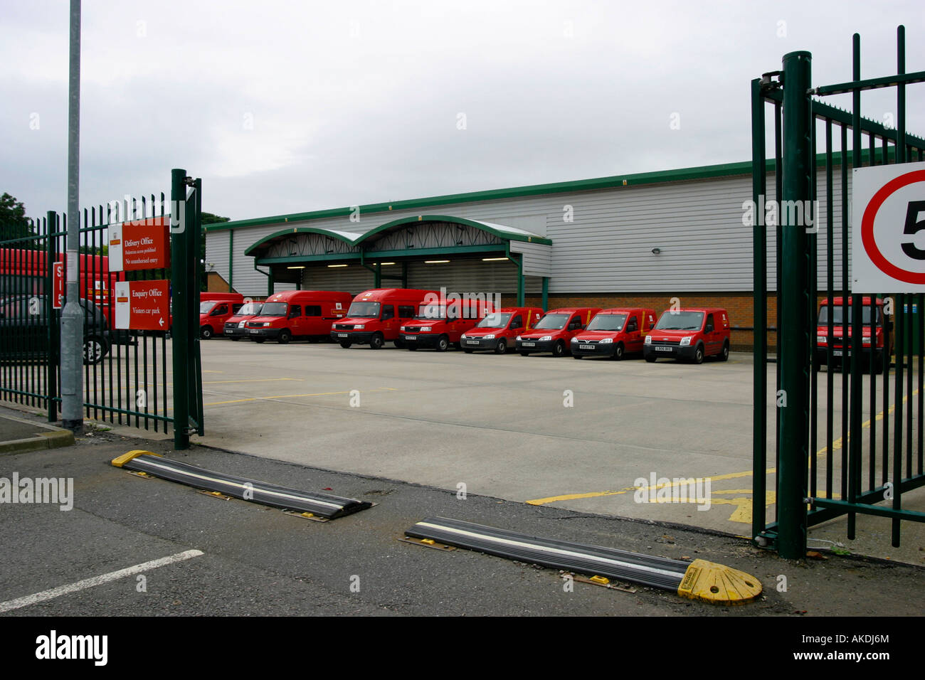 line of Post Office/Royal Mail Delivery vans Stock Photo - Alamy