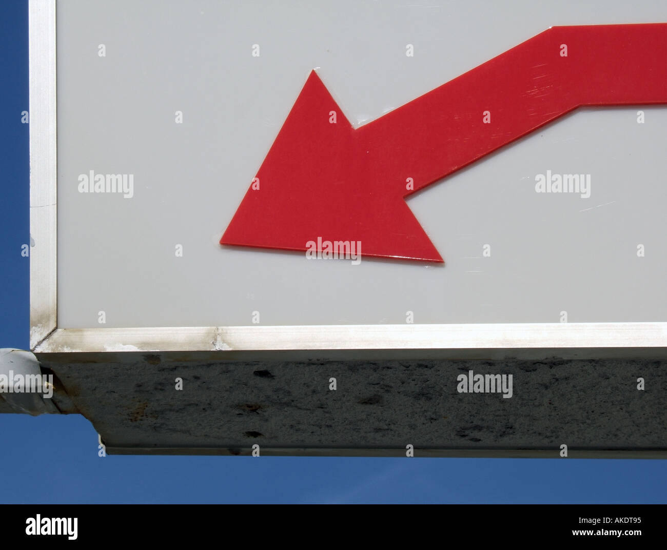 one red arrow on sign pointing down Stock Photo - Alamy
