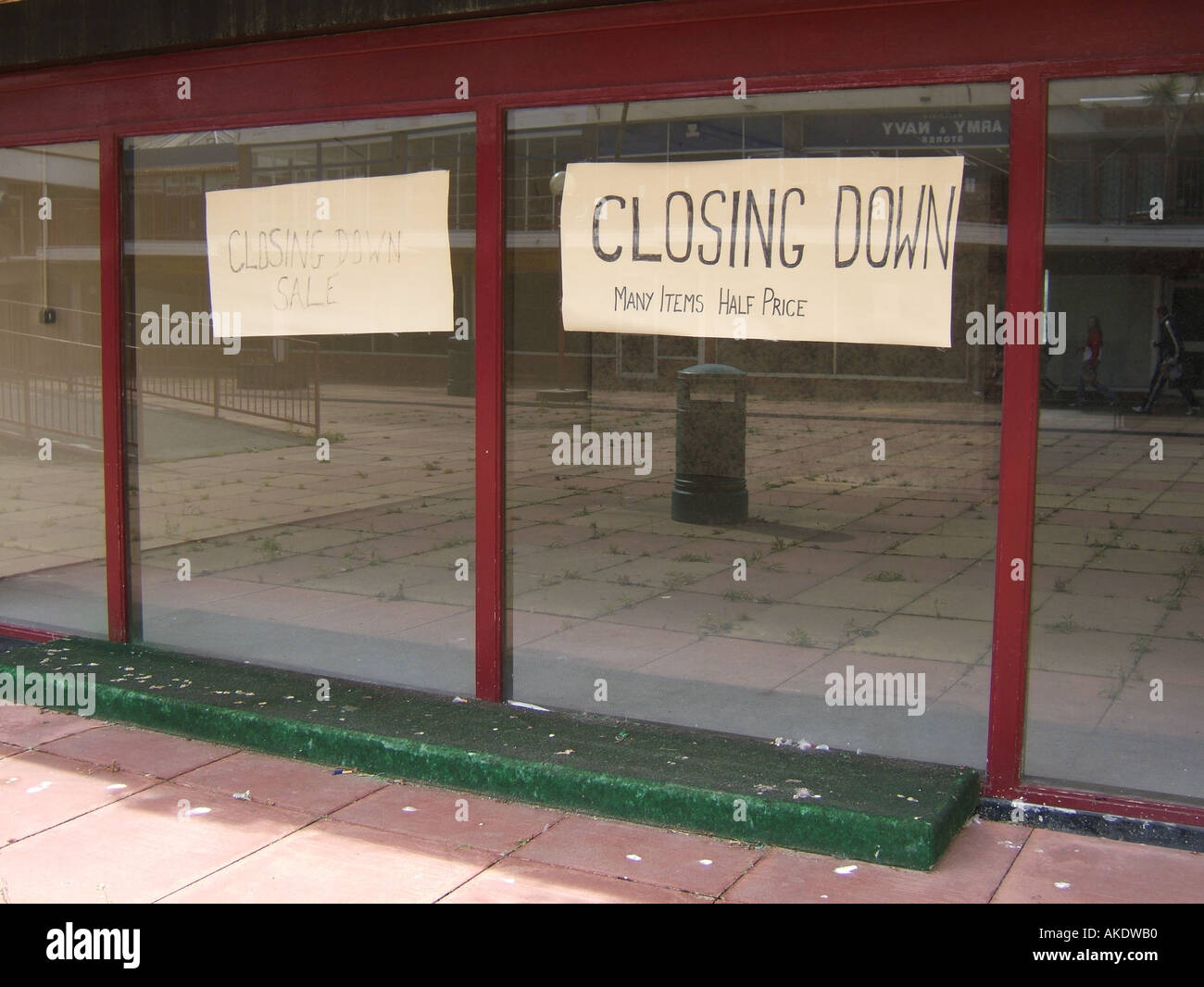 empty shop with closing down sign Stock Photo - Alamy