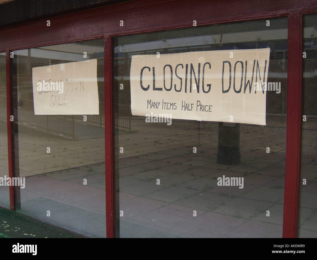 empty shop with closing down sign Stock Photo - Alamy