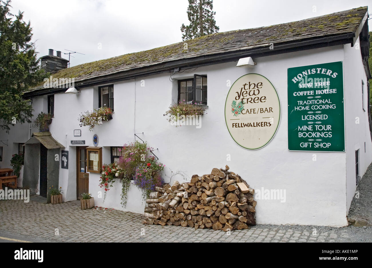 The yew tree pub hi-res stock photography and images - Alamy