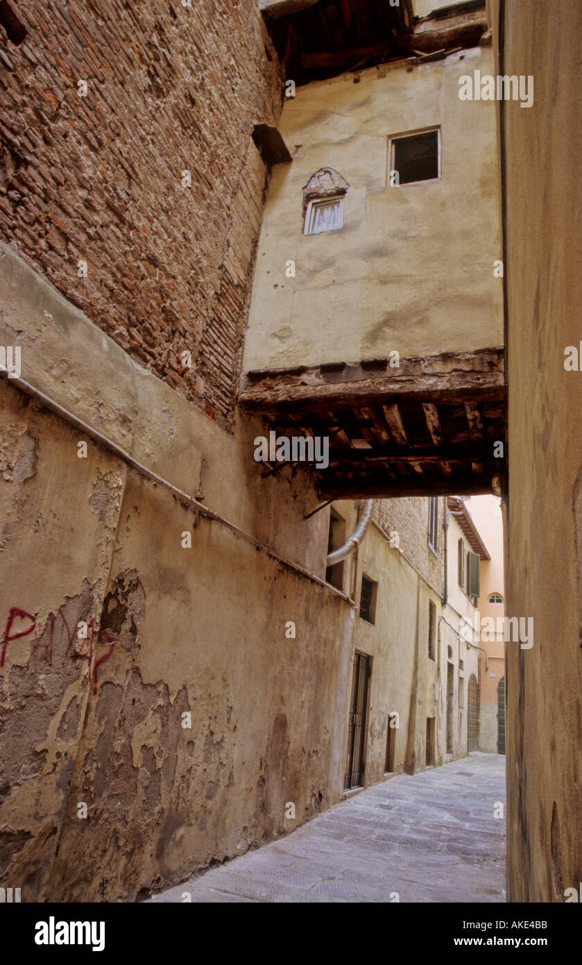 Luca Narrow Street 1 Stock Photo - Alamy
