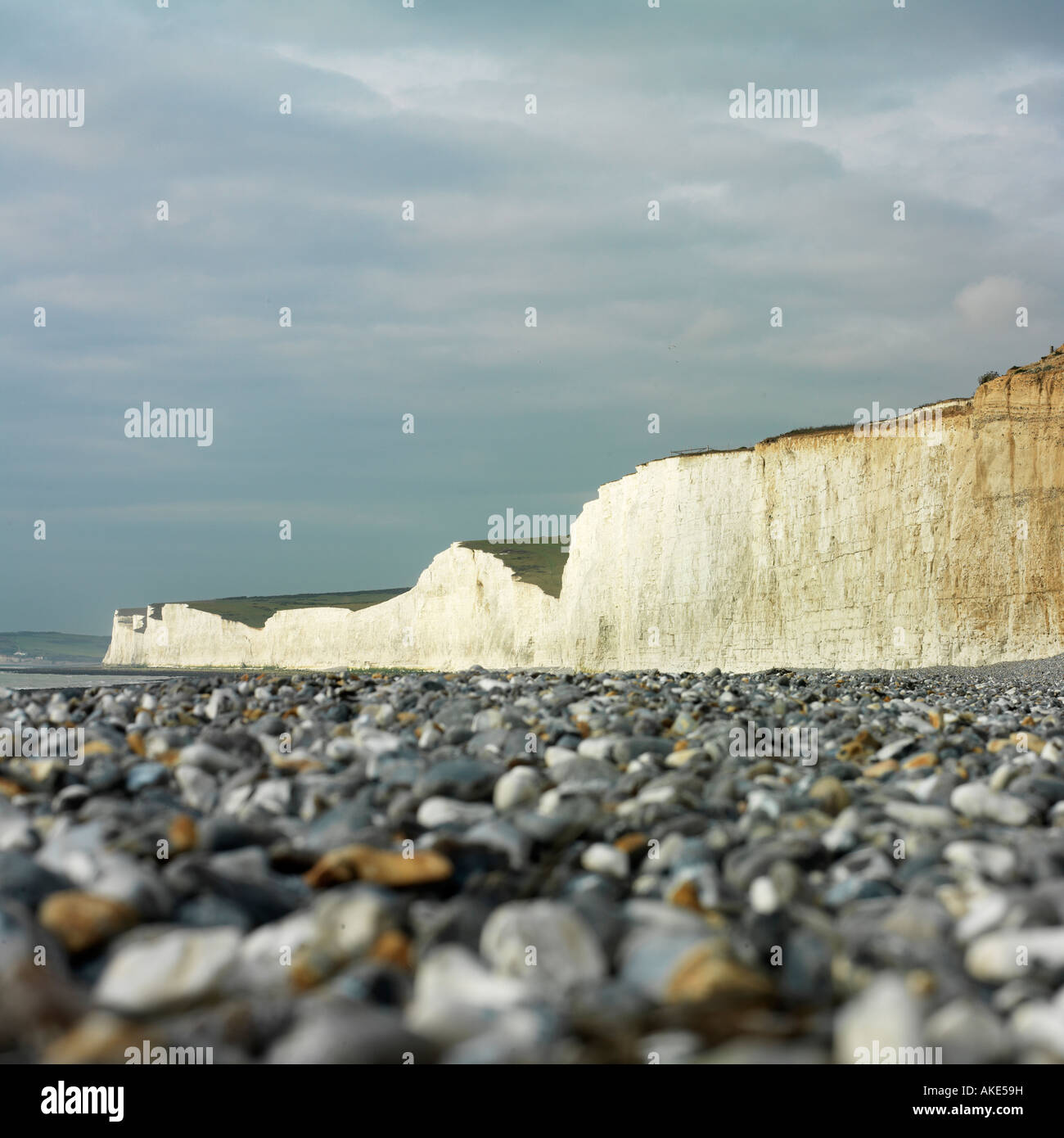 The white cliffs of Beachy Head, and it's pebbled British beach Stock ...