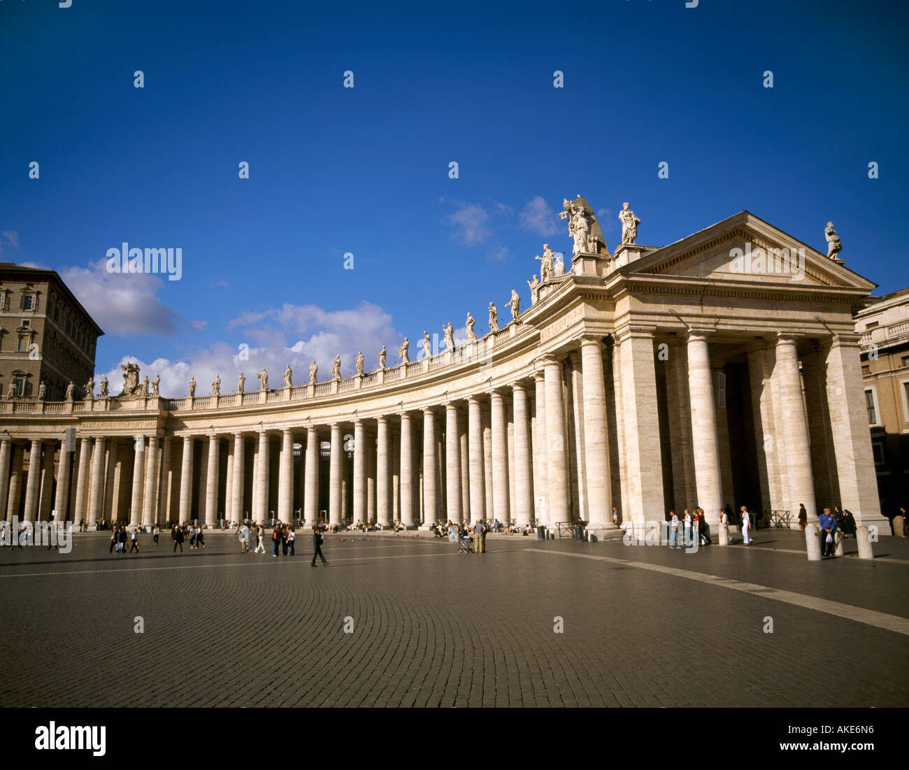 Colonnade st peters basilica hi-res stock photography and images - Alamy