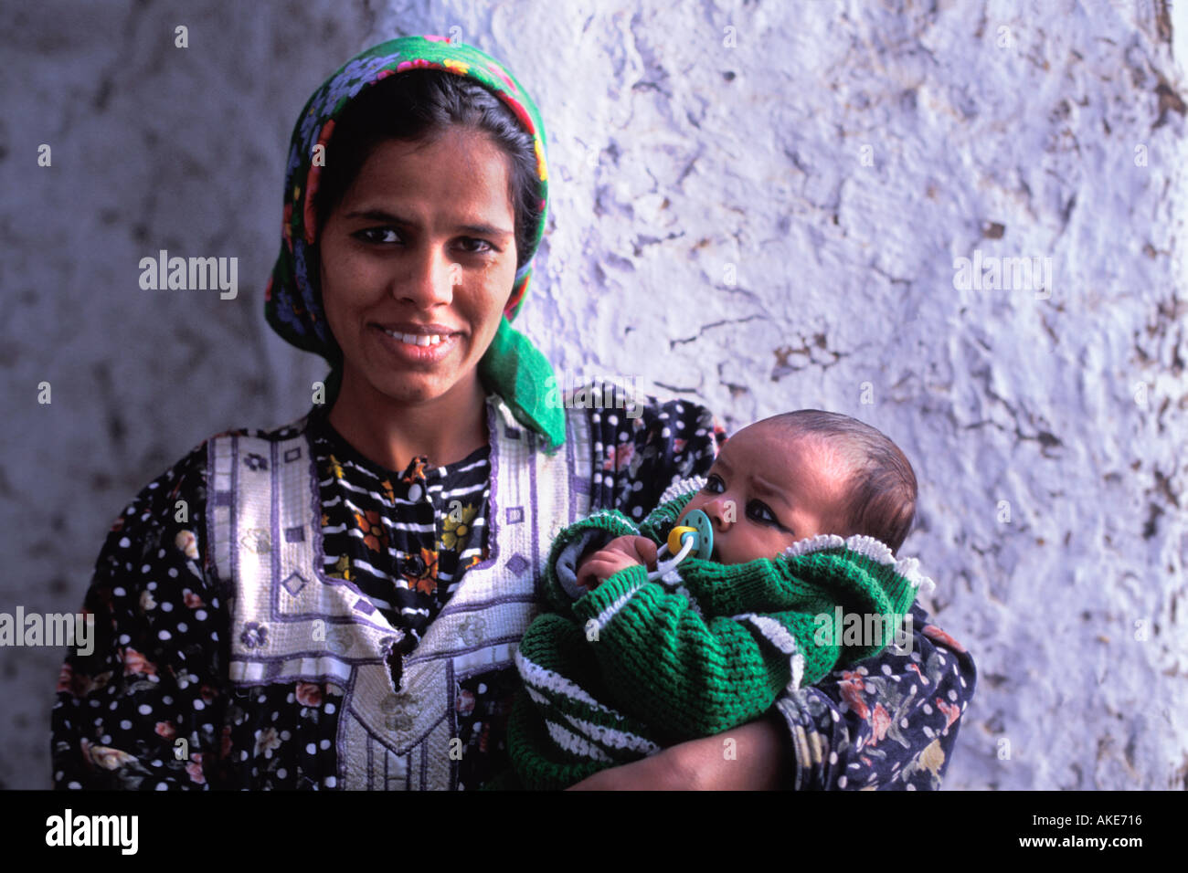 EGYPT LUXOR EGYPTIAN WOMAN WITH HER BABY Stock Photo - Alamy