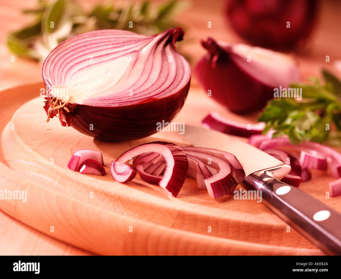 Red onion wooden board hi-res stock photography and images - Alamy