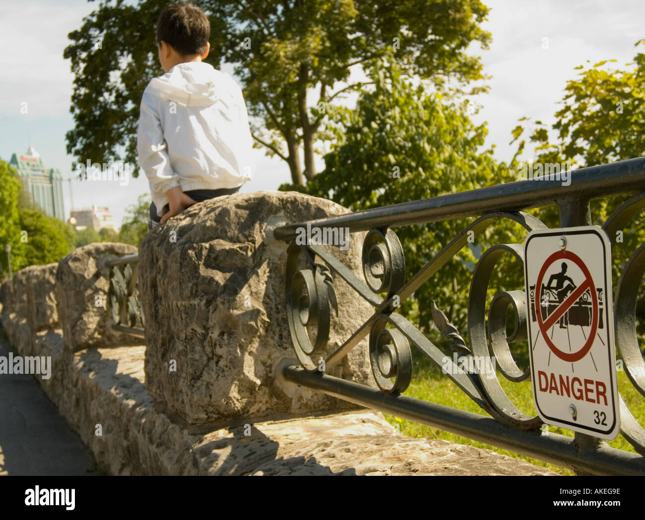 Unsafe wall warning sign hi-res stock photography and images - Alamy