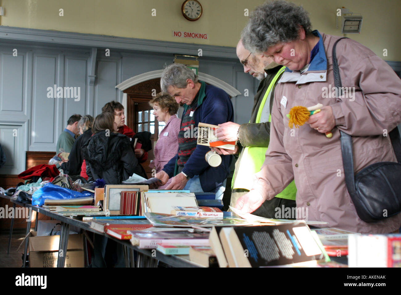 Exchanging items hi-res stock photography and images - Alamy