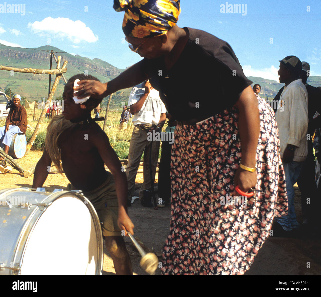 Zulu women dancing hi-res stock photography and images - Alamy