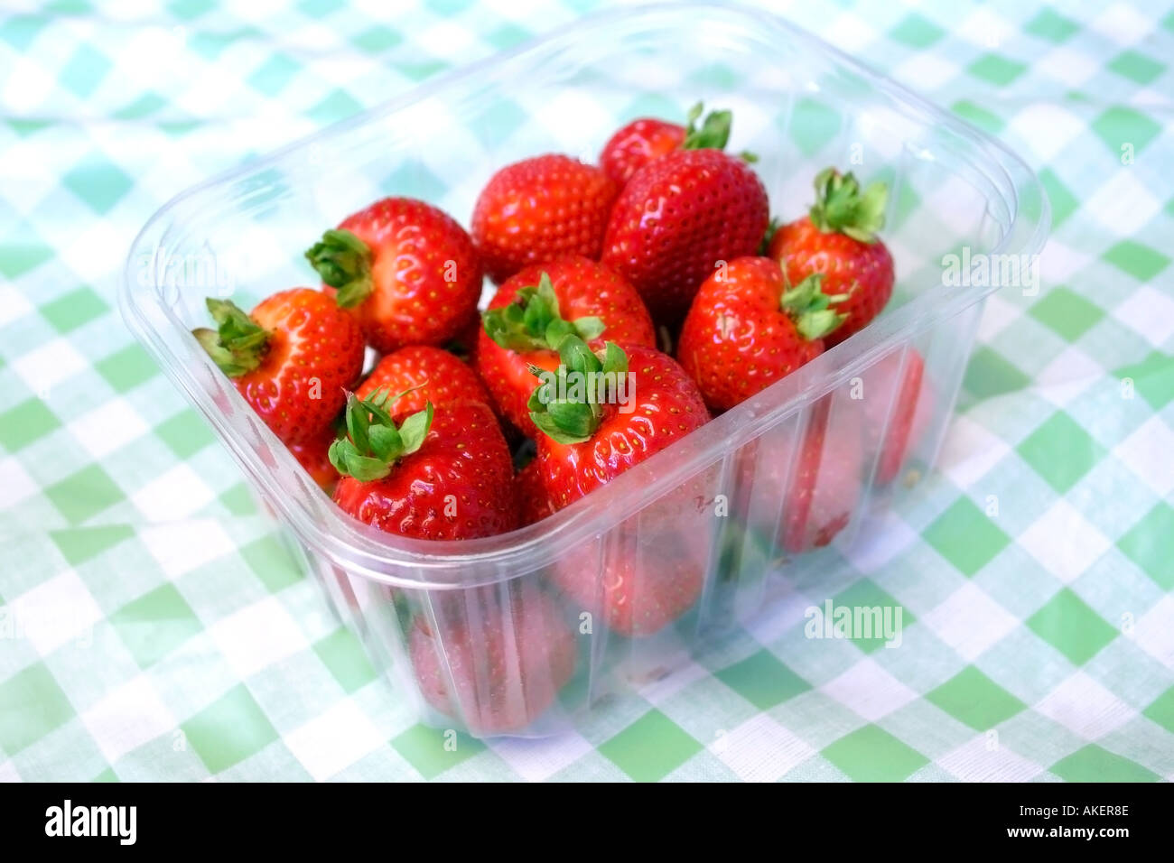 Strawberries in box punnet hi-res stock photography and images - Alamy
