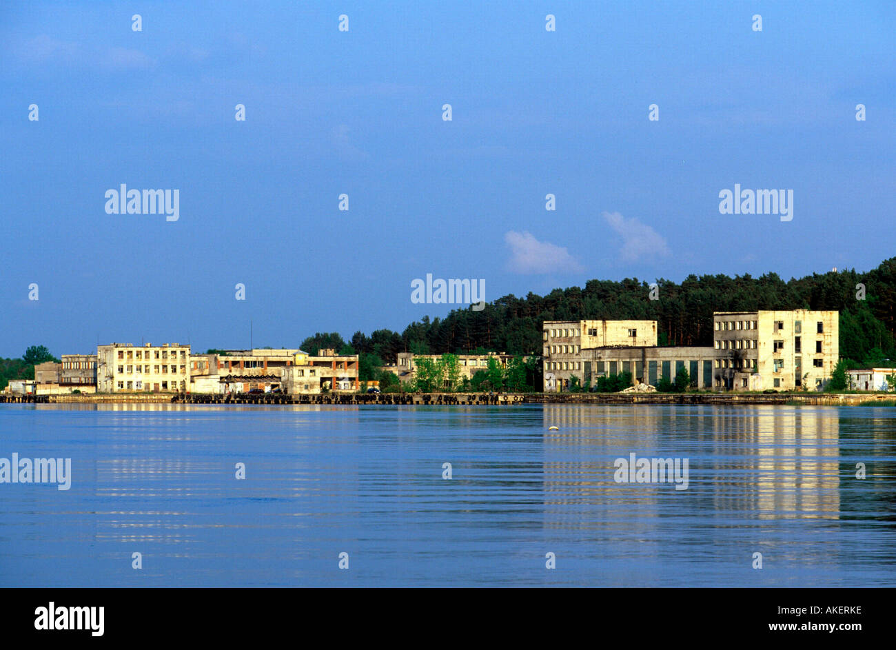 Estland, Narva-Joesua, Industriebauten am Grenzfluss Narva Stock Photo ...