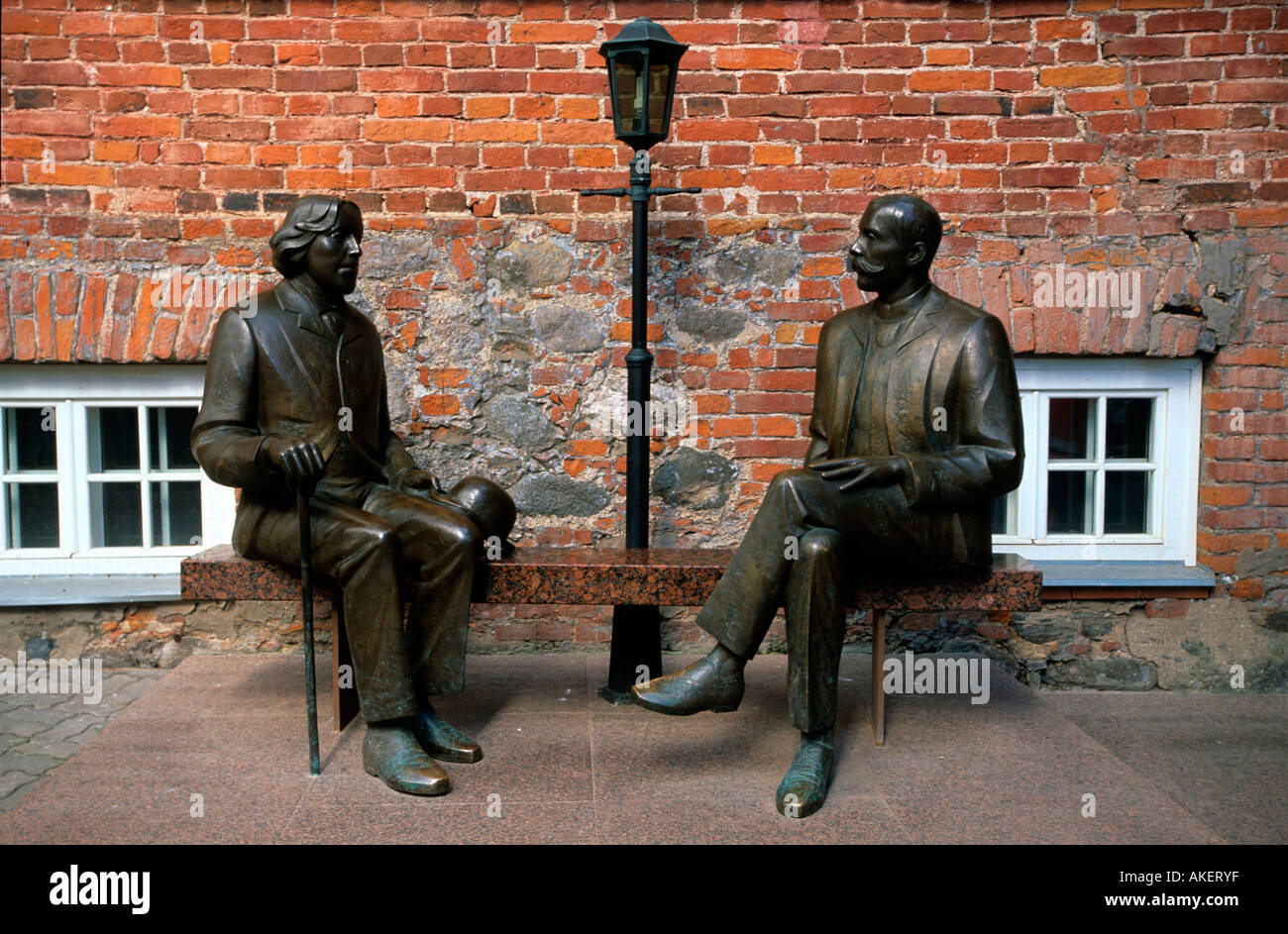 Estland, Tartu (Dorpat), Denkmal 'Oscar Wilde trifft den Buchdrucker ...