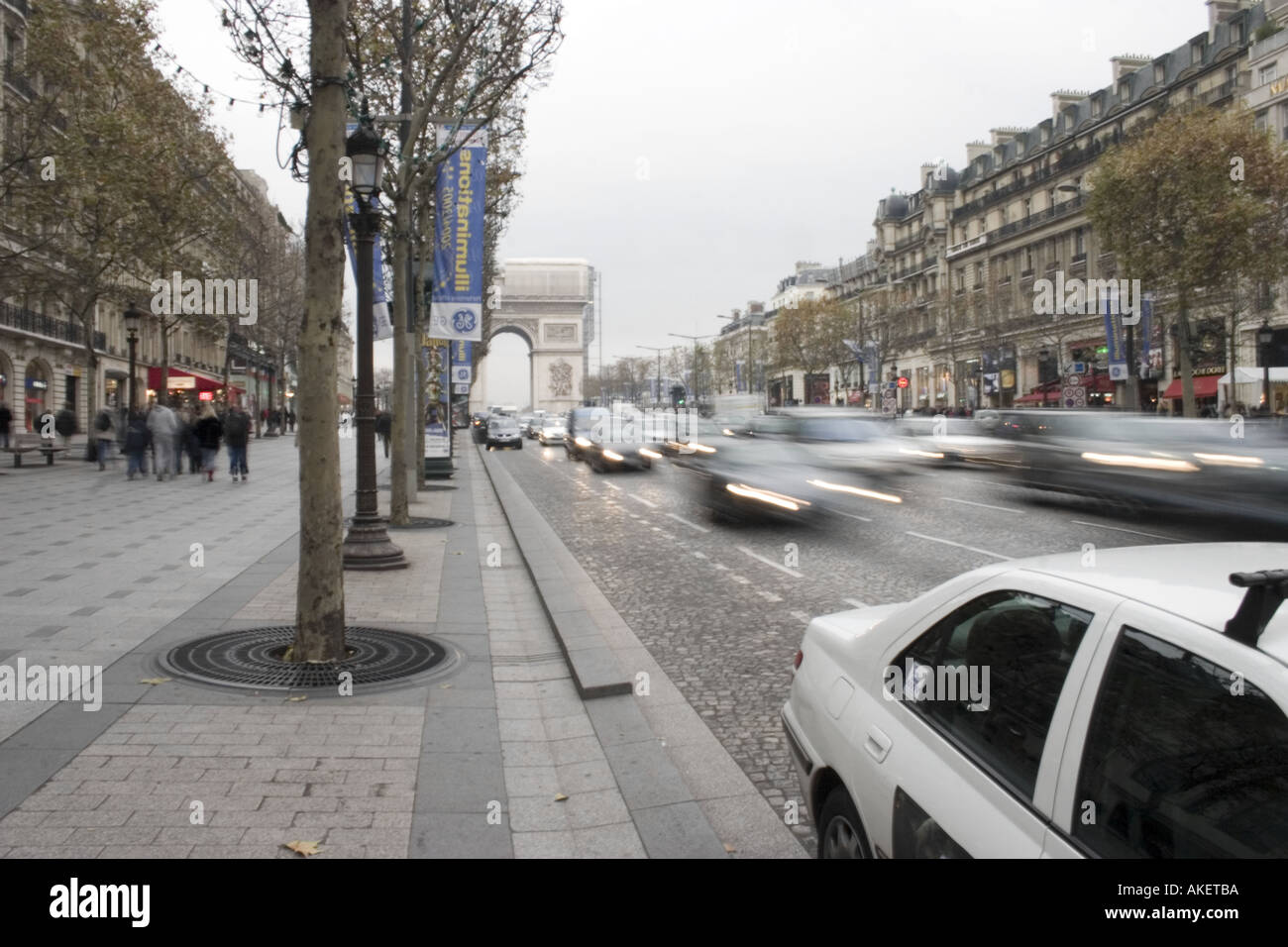 Paris street traffic Stock Photo - Alamy