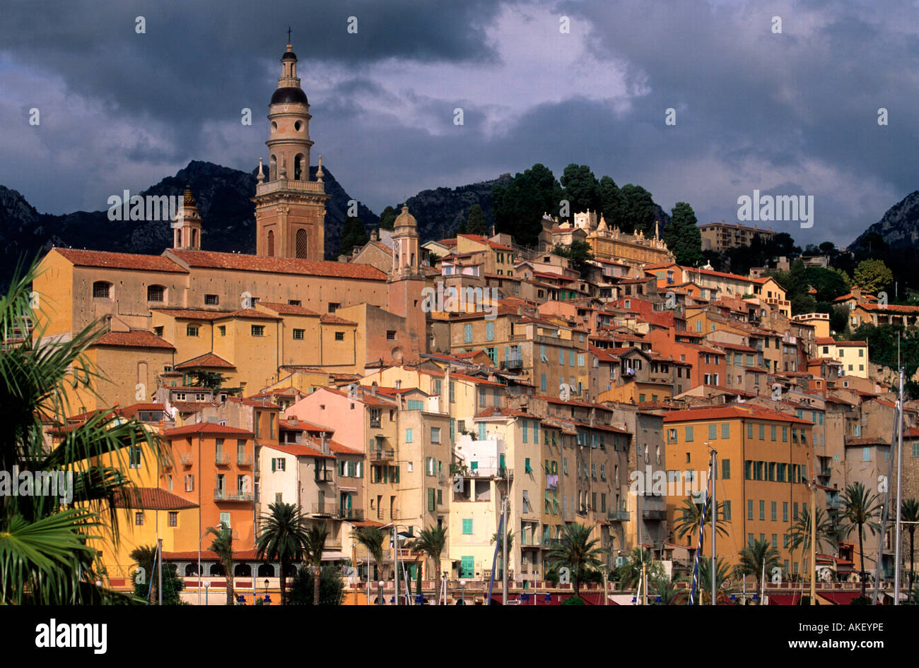 Frankreich, Cote d Azur, Menton, Altstadt mit der Kirche St.-Michael ...