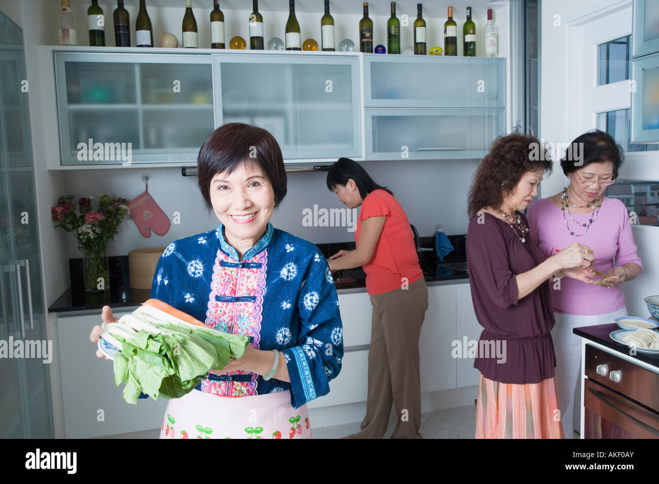Chinese women cooking kitchen hi-res stock photography and images - Alamy
