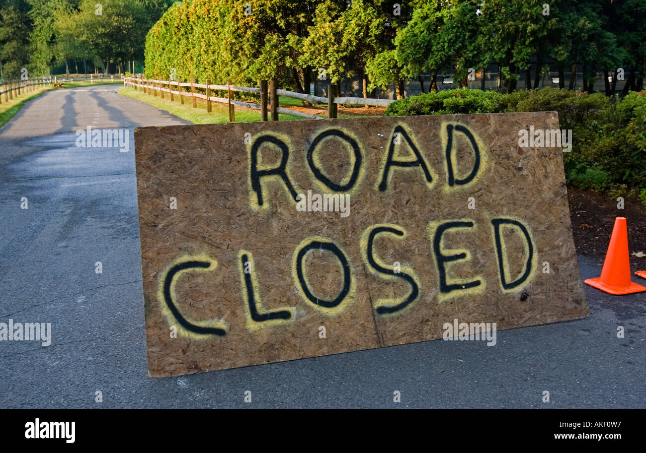 Sign showing a closed road Stock Photo - Alamy