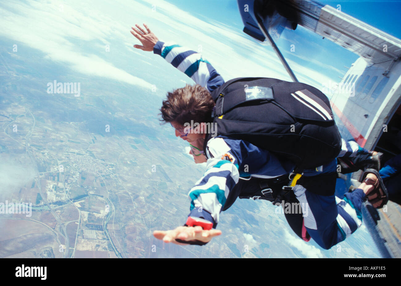 Learing to sky dive tandem Stock Photo - Alamy