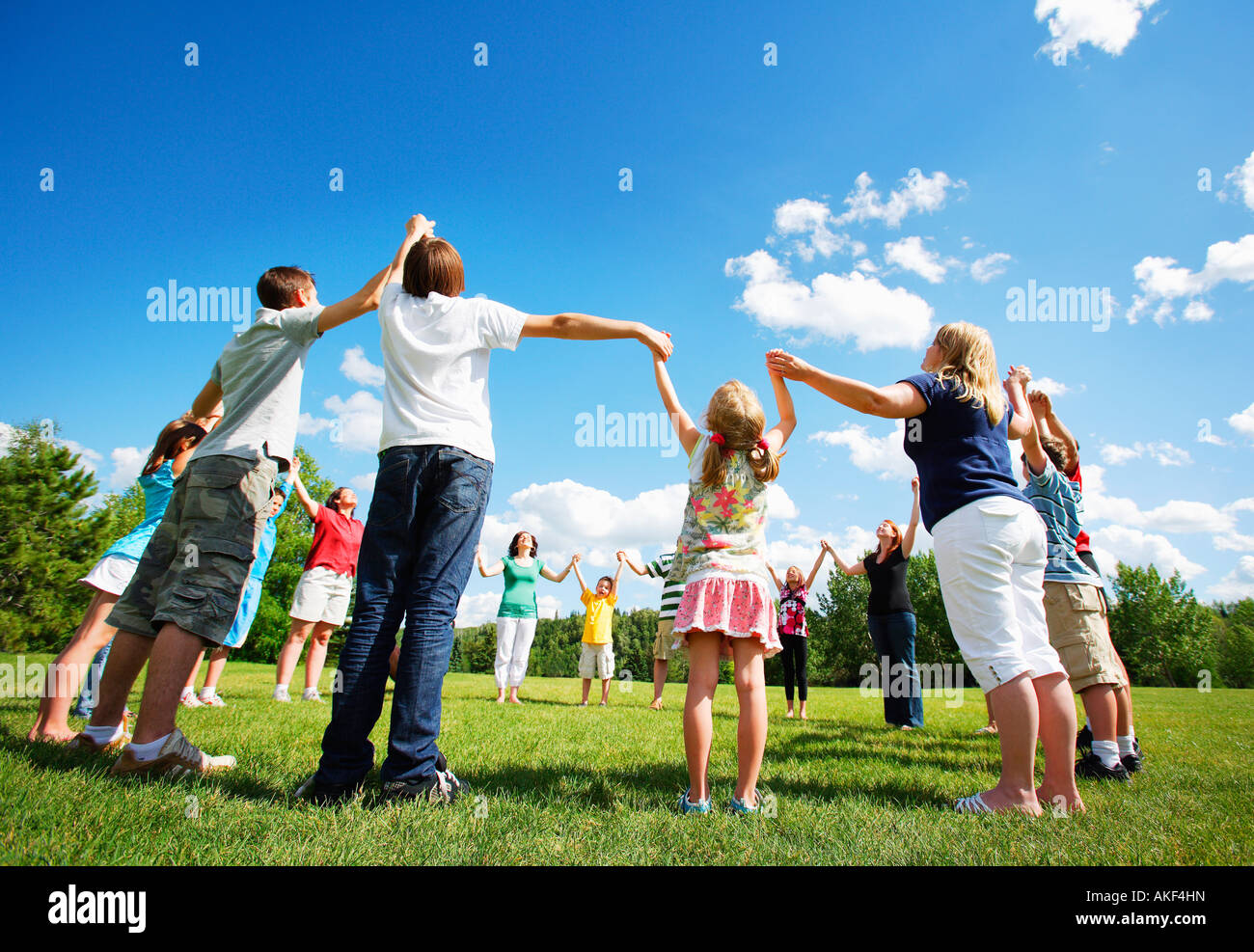 Kids holding hands in a circle hi-res stock photography and images - Alamy