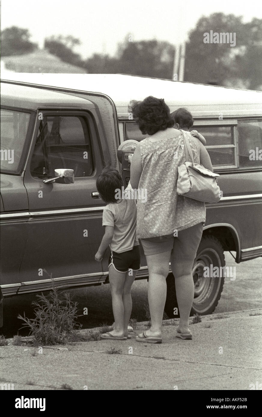 Poor working class children hi-res stock photography and images - Alamy