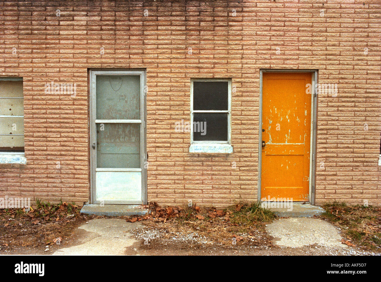 Condemned apartment building hi-res stock photography and images - Alamy