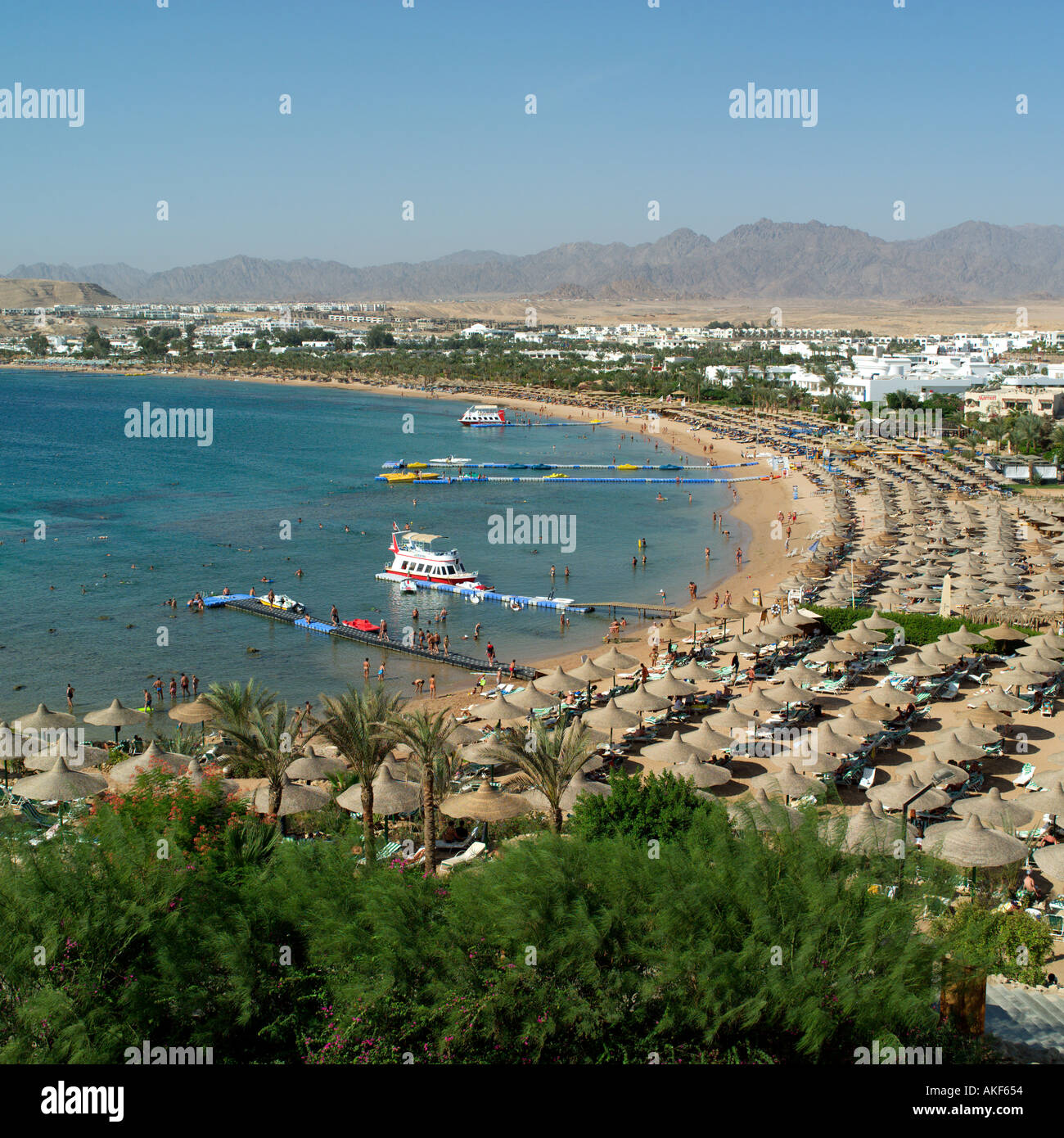 Overlooking beaches and bays hi-res stock photography and images - Alamy