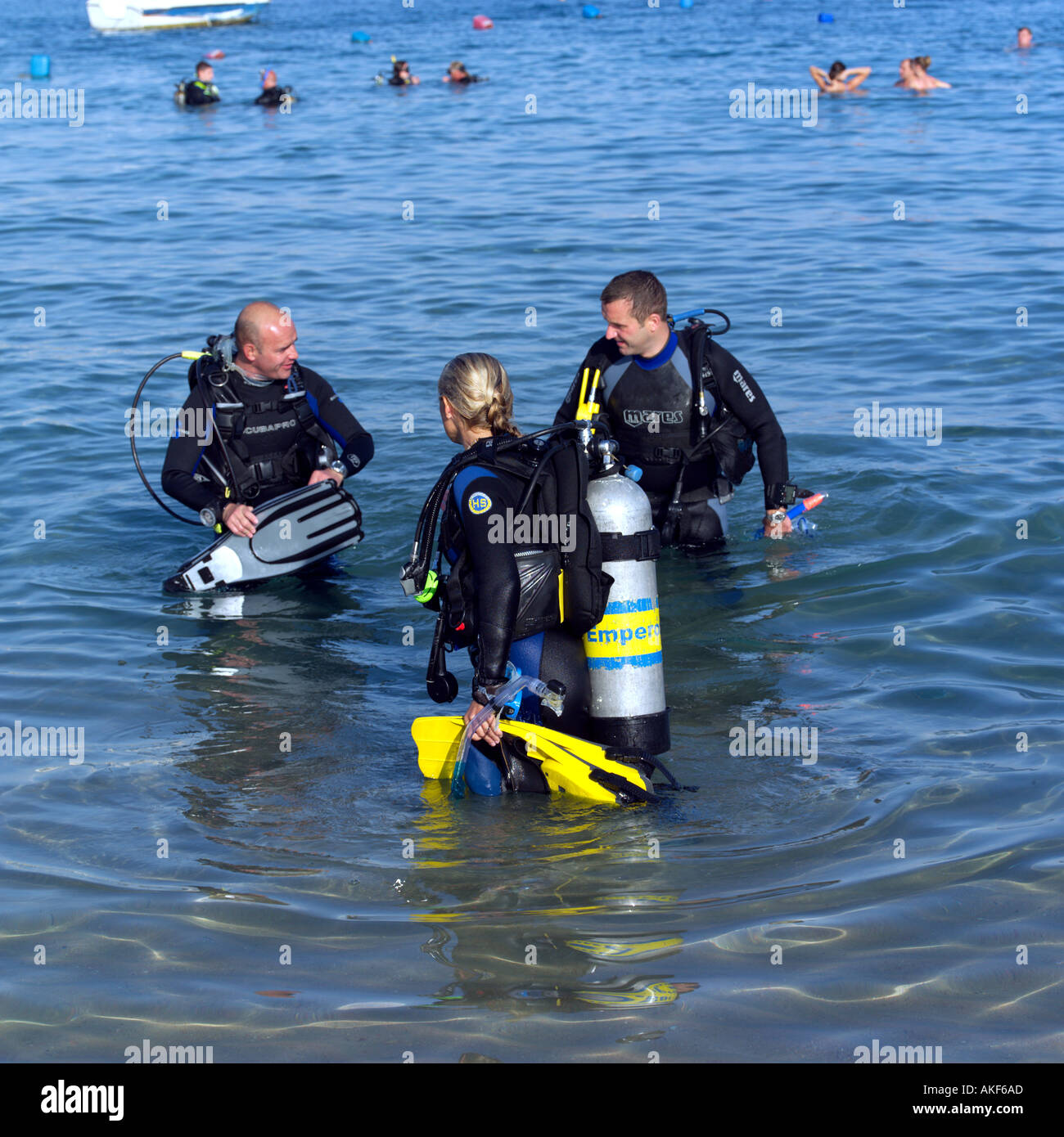 Woman preparing for scuba diving hi-res stock photography and images ...