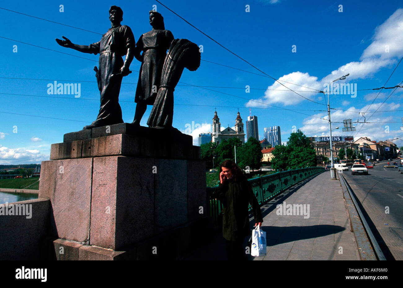 Osteuropa, Litauen, Vilnius, Stadtteil Snipiskes, Brückenfiguren an der ...