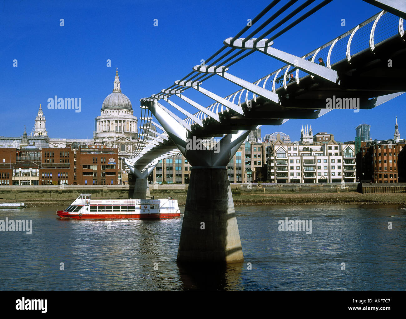 London, Millennium Footbridge Stock Photo - Alamy