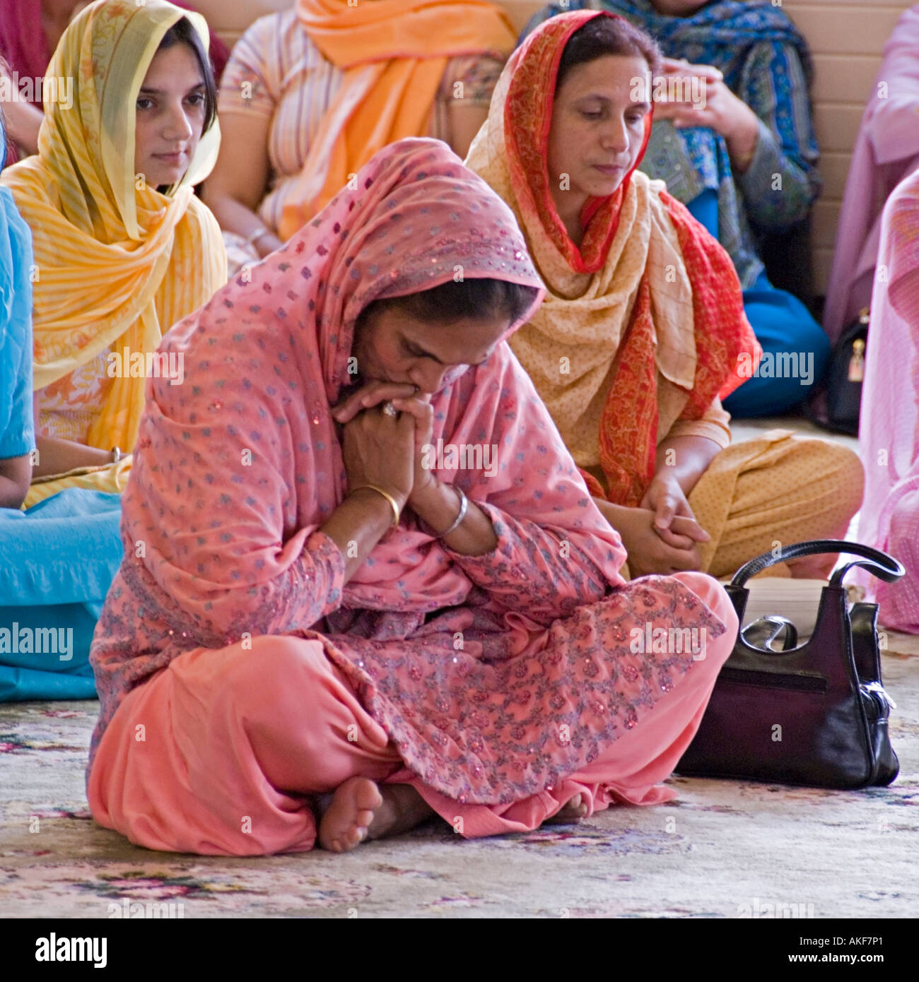 Guru granth sahib woman hi-res stock photography and images - Alamy