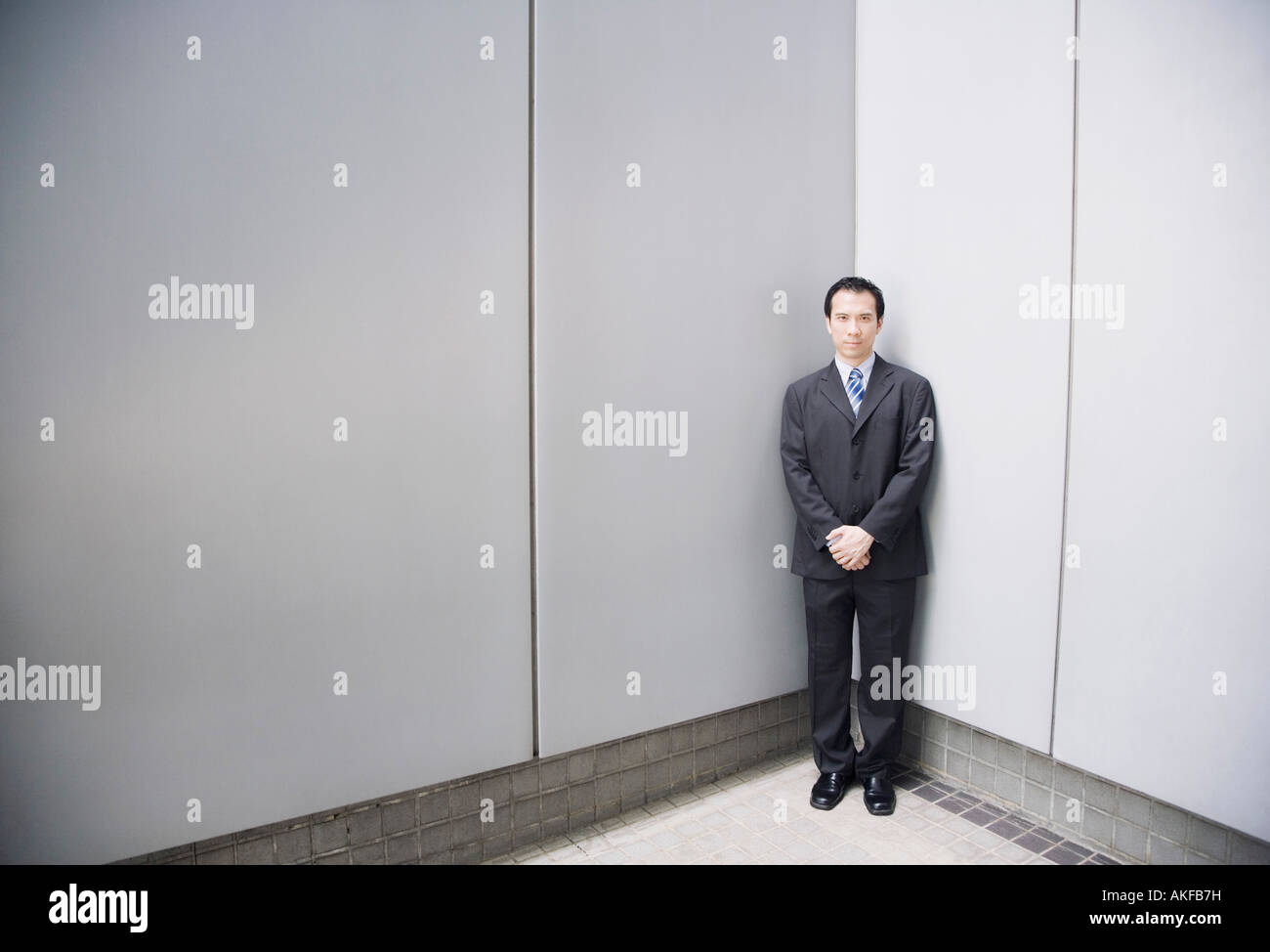 Person standing alone in corner hi-res stock photography and images - Alamy