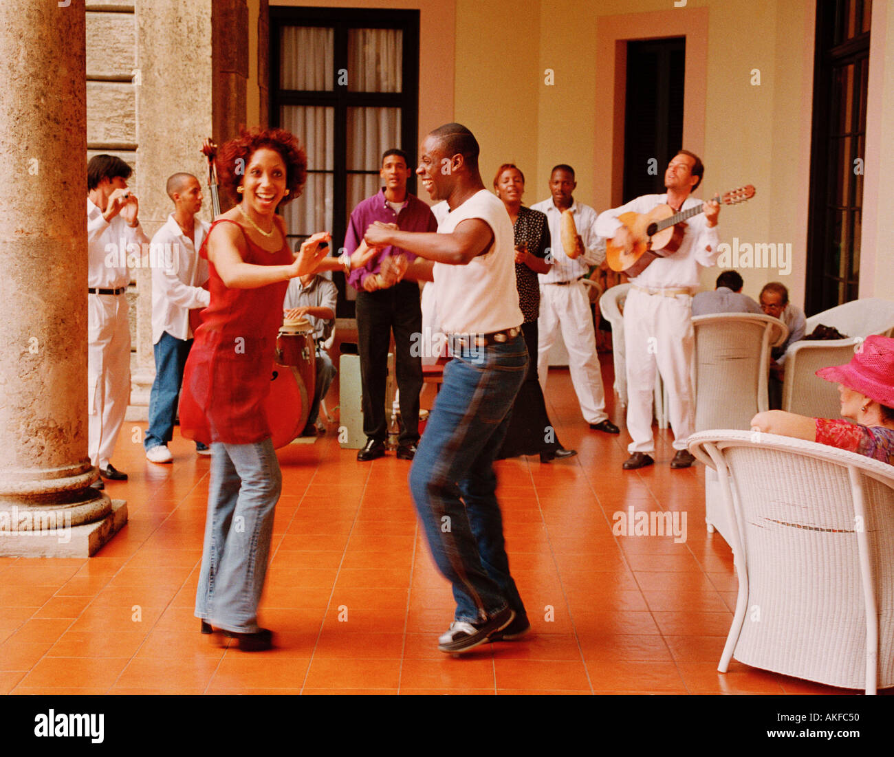Havana cuba cuban couple dancing hi-res stock photography and images ...